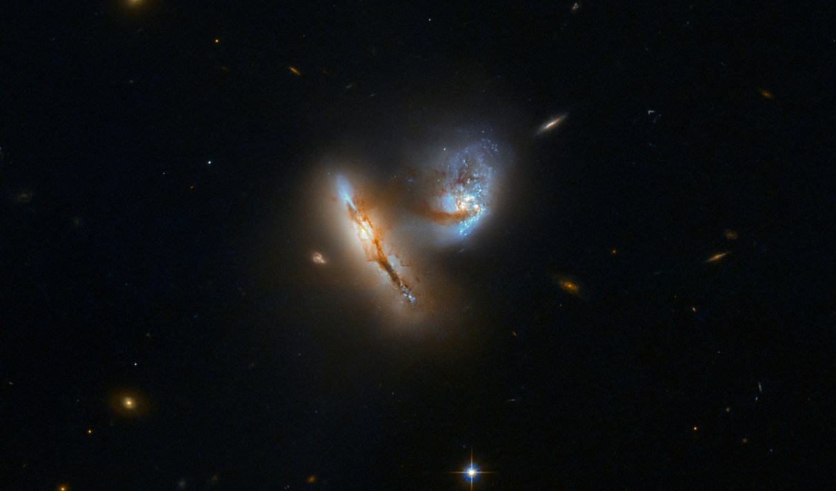 Ces deux galaxies mènent une danse endiablée qui aboutira probablement ...